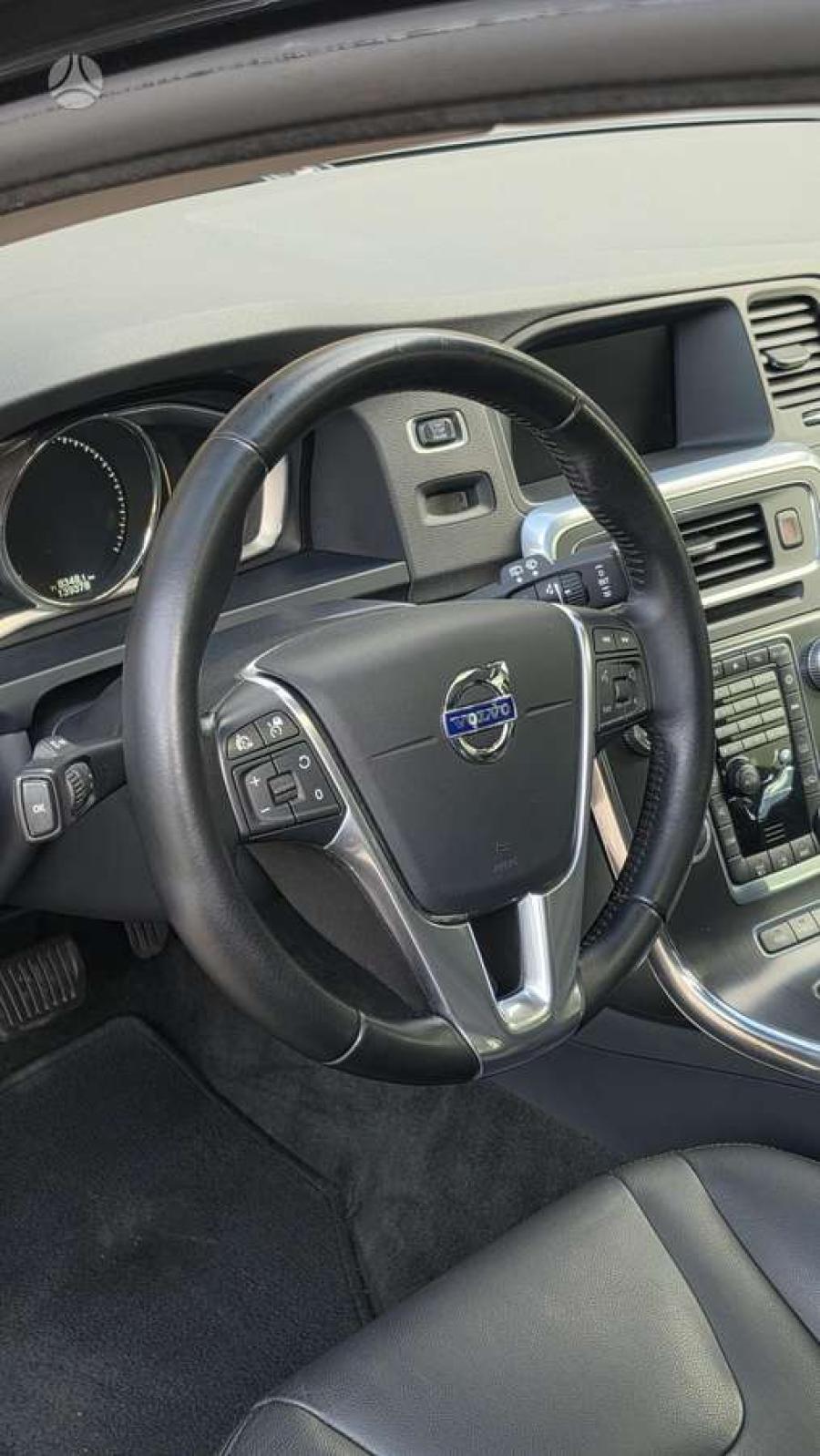Melns Volvo V60 2016 Raseiniai, ar dzinēja tilpumu 2.40 L un nobraukumu 139 tūkst. km par 7399 €, foto 15 vietnē AUTOMOTO.COM.LV