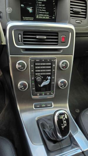 Melns Volvo V60 2016 Raseiniai, ar dzinēja tilpumu 2.40 L un nobraukumu 139 tūkst. km par 7399 €, foto 16 vietnē AUTOMOTO.COM.LV