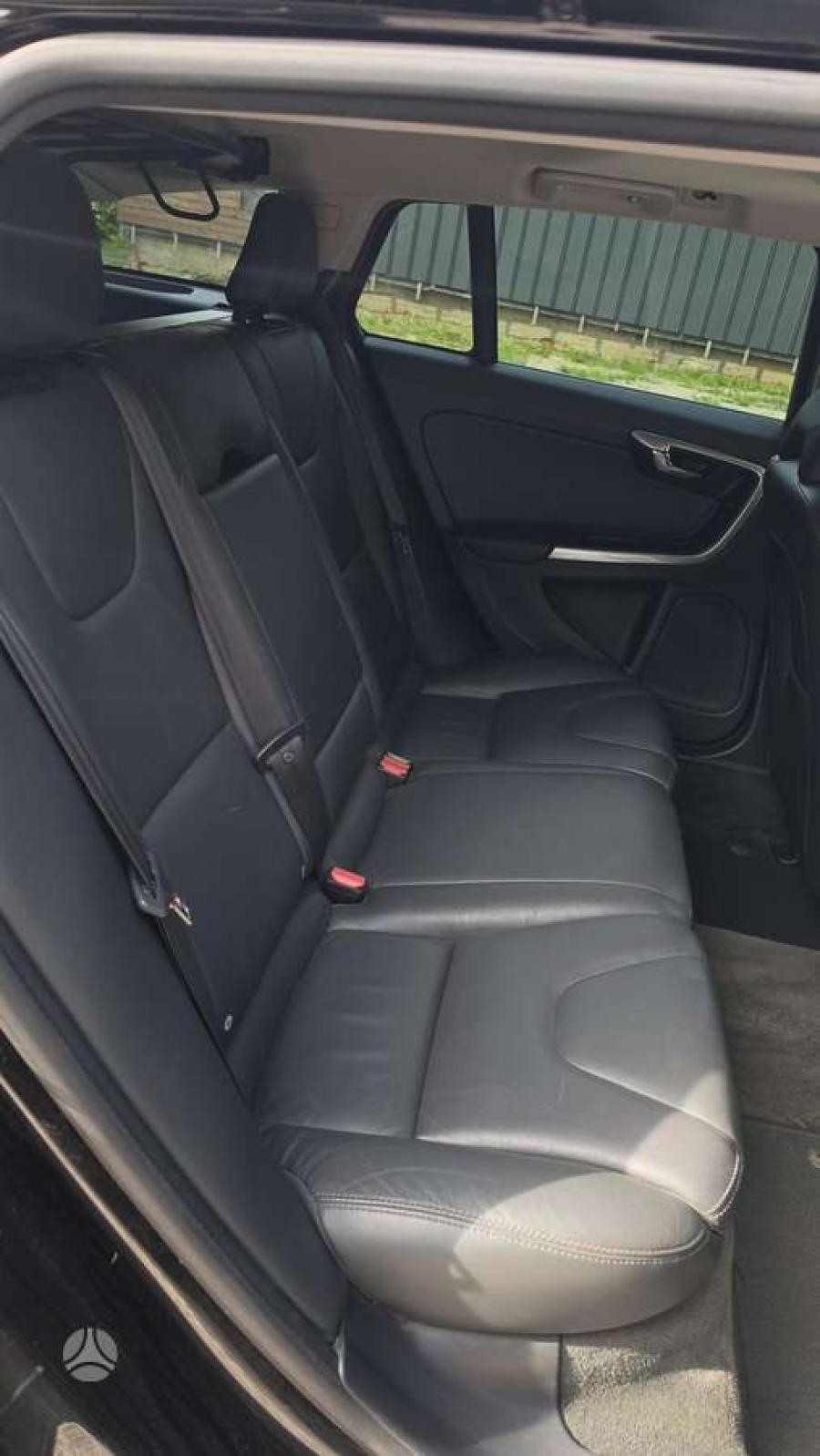 Melns Volvo V60 2016 Raseiniai, ar dzinēja tilpumu 2.40 L un nobraukumu 139 tūkst. km par 7399 €, foto 23 vietnē AUTOMOTO.COM.LV