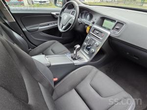 Black Volvo V60 2016 in Kuldiga, with an engine capacity of 2.00 L and mileage of 290 thousand km for 8300 €, photo 8 on AUTOMOTO.COM.LV