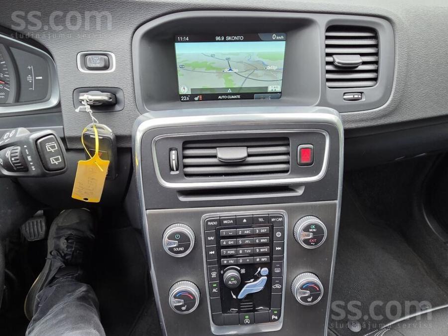 Black Volvo V60 2016 in Kuldiga, with an engine capacity of 2.00 L and mileage of 290 thousand km for 8300 €, photo 10 on AUTOMOTO.COM.LV