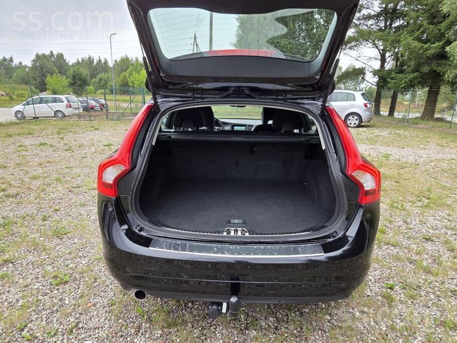 Black Volvo V60 2016 in Kuldiga, with an engine capacity of 2.00 L and mileage of 290 thousand km for 8300 €, photo 14 on AUTOMOTO.COM.LV