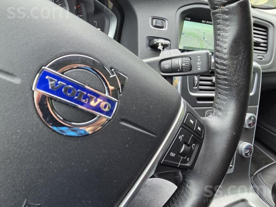 Black Volvo V60 2016 in Kuldiga, with an engine capacity of 2.00 L and mileage of 290 thousand km for 8300 €, photo 15 on AUTOMOTO.COM.LV