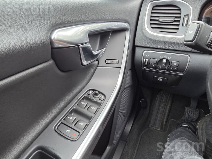 Black Volvo V60 2016 in Kuldiga, with an engine capacity of 2.00 L and mileage of 290 thousand km for 8300 €, photo 16 on AUTOMOTO.COM.LV