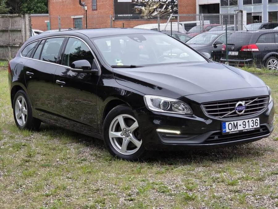 Black Volvo V60 2016 in Kuldiga, with an engine capacity of 2.00 L and mileage of 290 thousand km for 8300 €, photo 4 on AUTOMOTO.COM.LV