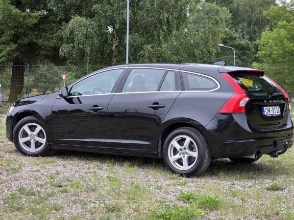 Melns Volvo V60 2016 Kuldīga, ar dzinēja tilpumu 2.00 L un nobraukumu 290 tūkst. km par 8300 €, foto 4 vietnē AUTOMOTO.COM.LV