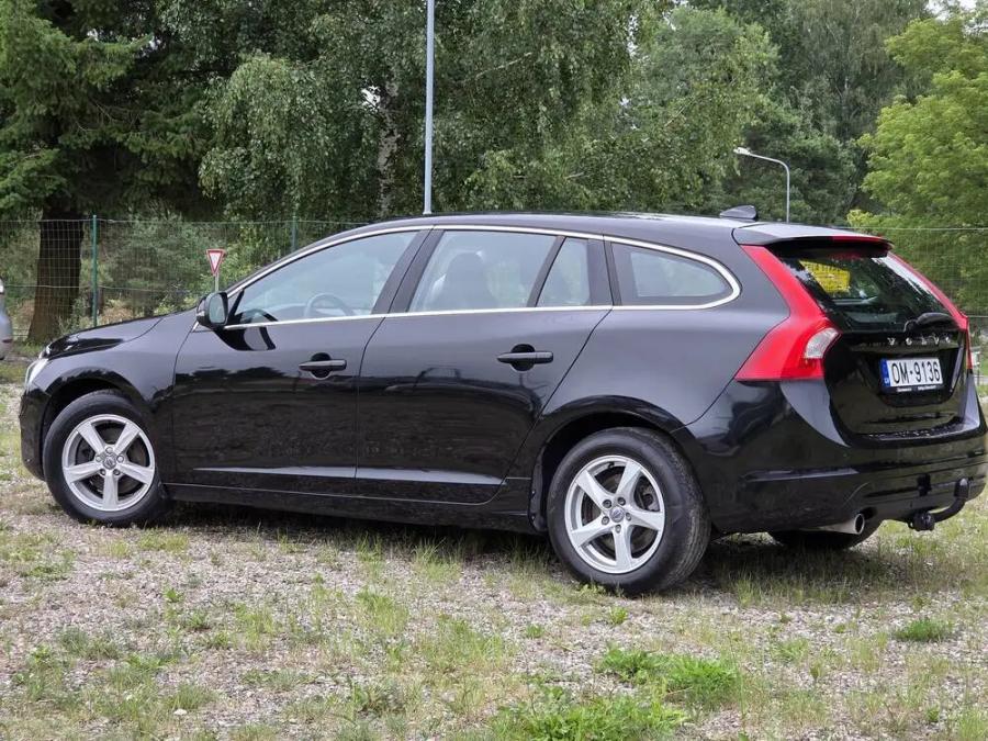 Black Volvo V60 2016 in Kuldiga, with an engine capacity of 2.00 L and mileage of 290 thousand km for 8300 €, photo 5 on AUTOMOTO.COM.LV