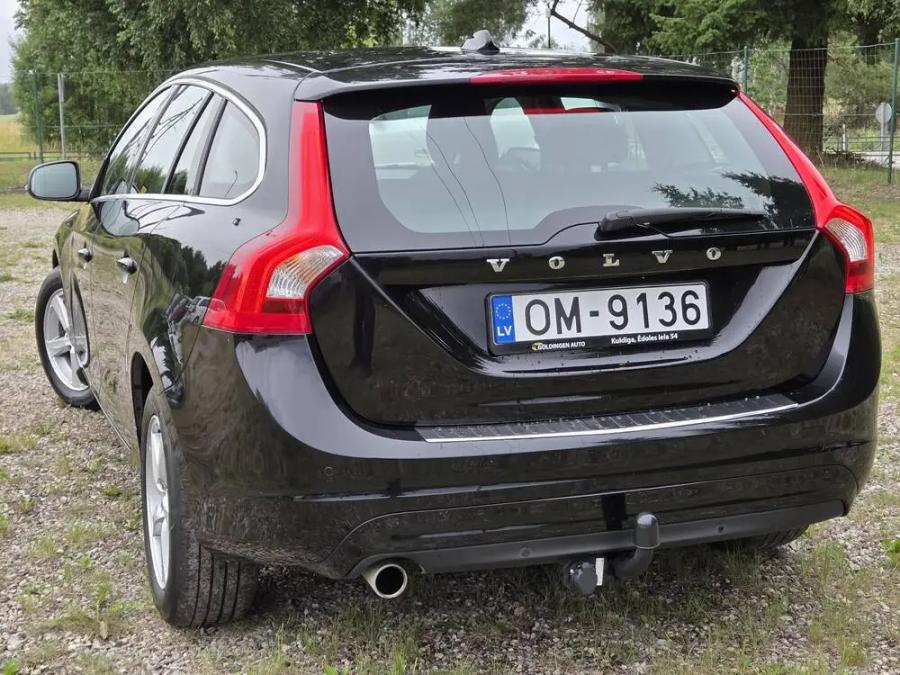 Black Volvo V60 2016 in Kuldiga, with an engine capacity of 2.00 L and mileage of 290 thousand km for 8300 €, photo 6 on AUTOMOTO.COM.LV