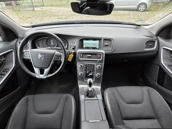 Melns Volvo V60 2016 Kuldīga, ar dzinēja tilpumu 2.00 L un nobraukumu 290 tūkst. km par 8300 €, foto 6 vietnē AUTOMOTO.COM.LV