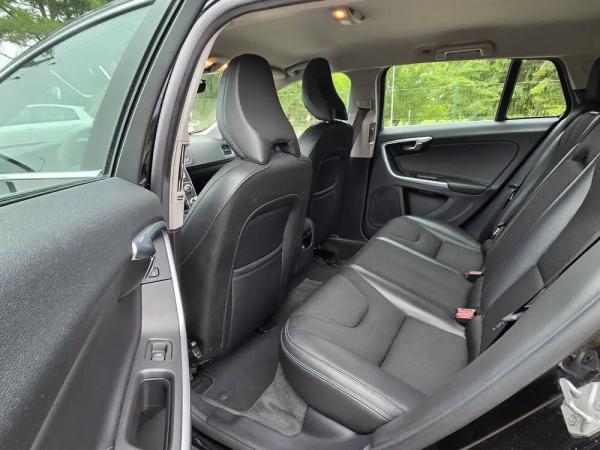 Melns Volvo V60 2016 Kuldīga, ar dzinēja tilpumu 2.00 L un nobraukumu 290 tūkst. km par 8300 €, foto 8 vietnē AUTOMOTO.COM.LV
