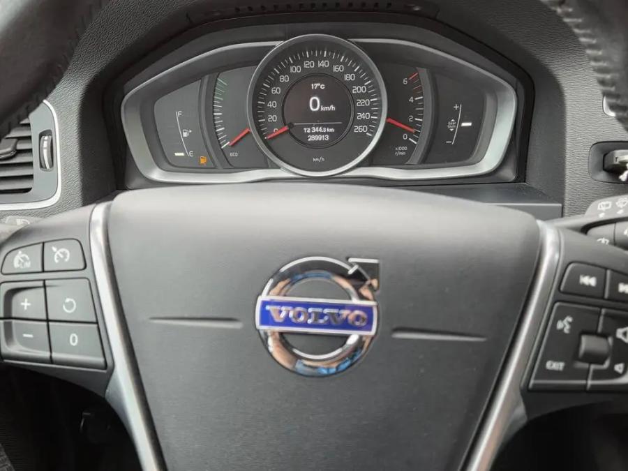 Black Volvo V60 2016 in Kuldiga, with an engine capacity of 2.00 L and mileage of 290 thousand km for 8300 €, photo 13 on AUTOMOTO.COM.LV