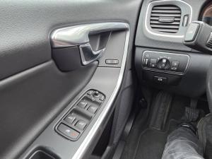 Black Volvo V60 2016 in Kuldiga, with an engine capacity of 2.00 L and mileage of 290 thousand km for 8300 €, photo 16 on AUTOMOTO.COM.LV