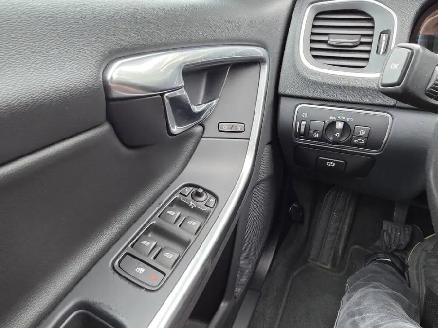 Black Volvo V60 2016 in Kuldiga, with an engine capacity of 2.00 L and mileage of 290 thousand km for 8300 €, photo 16 on AUTOMOTO.COM.LV
