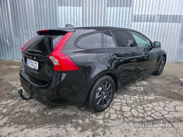 Black Volvo V60 2016 in Tallinn, with an engine capacity of 2.00 L and mileage of 166 thousand km for 7990 €, photo 4 on AUTOMOTO.COM.LV