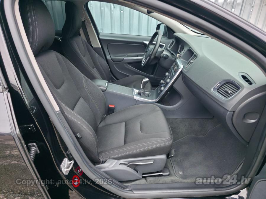 Black Volvo V60 2016 in Tallinn, with an engine capacity of 2.00 L and mileage of 166 thousand km for 7990 €, photo 11 on AUTOMOTO.COM.LV