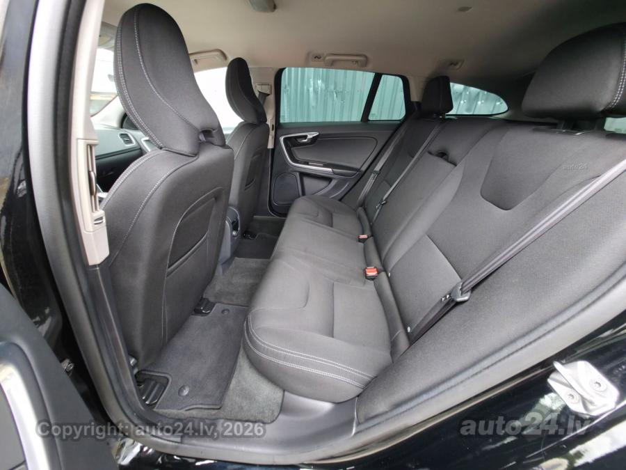 Black Volvo V60 2016 in Tallinn, with an engine capacity of 2.00 L and mileage of 166 thousand km for 7990 €, photo 12 on AUTOMOTO.COM.LV