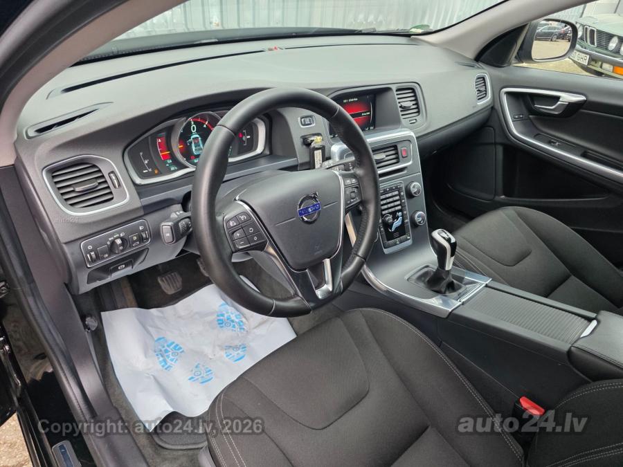 Black Volvo V60 2016 in Tallinn, with an engine capacity of 2.00 L and mileage of 166 thousand km for 7990 €, photo 15 on AUTOMOTO.COM.LV