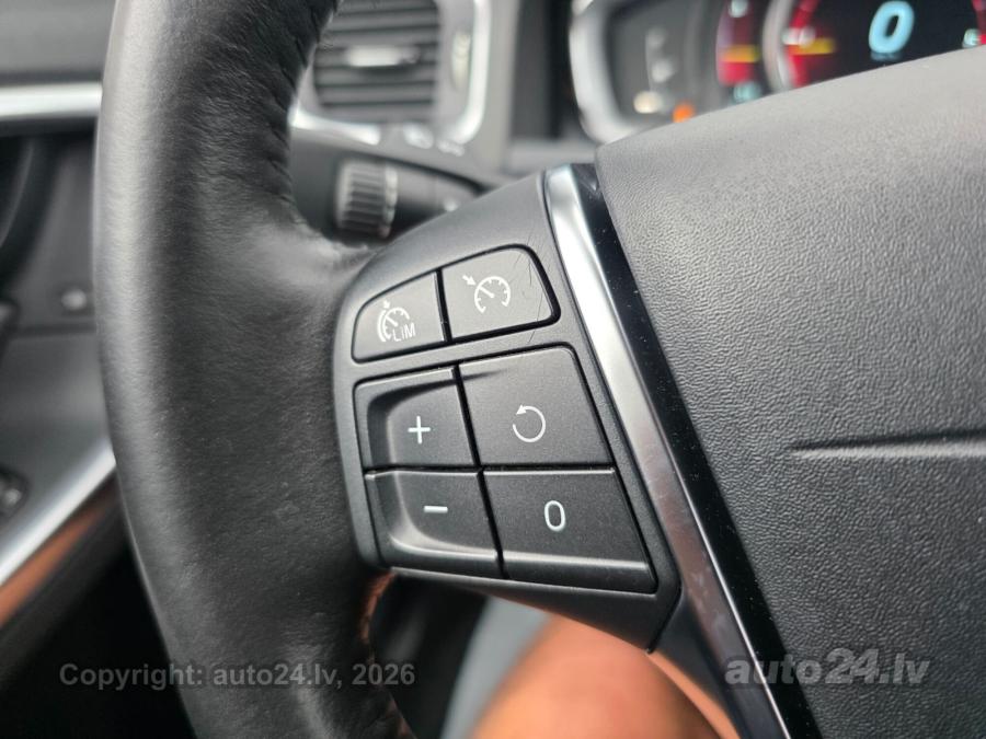 Black Volvo V60 2016 in Tallinn, with an engine capacity of 2.00 L and mileage of 166 thousand km for 7990 €, photo 21 on AUTOMOTO.COM.LV