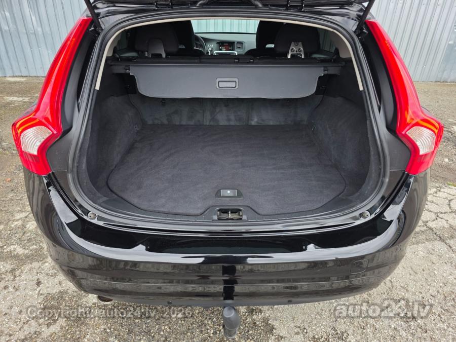 Black Volvo V60 2016 in Tallinn, with an engine capacity of 2.00 L and mileage of 166 thousand km for 7990 €, photo 23 on AUTOMOTO.COM.LV