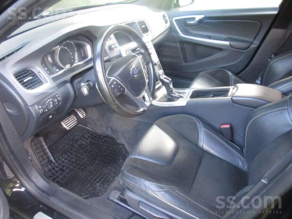 Black Volvo V60 2016 in Ogre, with an engine capacity of 2.00 L and mileage of 192 thousand km for 5500 €, photo 9 on AUTOMOTO.COM.LV