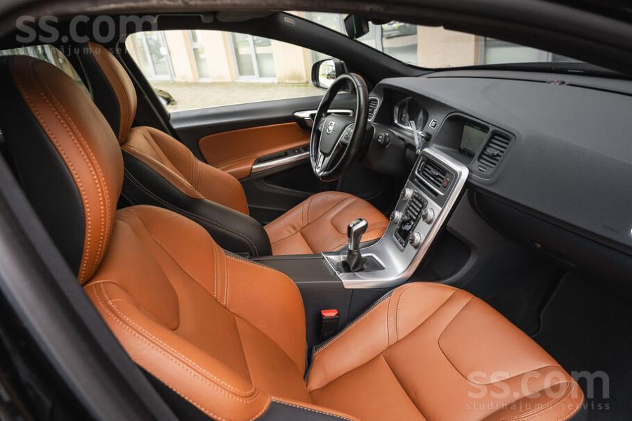 Melns Volvo V60 2016 Jelgava, ar dzinēja tilpumu 2.00 L un nobraukumu 205 tūkst. km par 9790 €, foto 12 vietnē AUTOMOTO.COM.LV