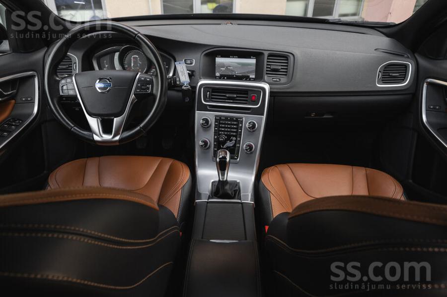 Melns Volvo V60 2016 Jelgava, ar dzinēja tilpumu 2.00 L un nobraukumu 205 tūkst. km par 9790 €, foto 16 vietnē AUTOMOTO.COM.LV