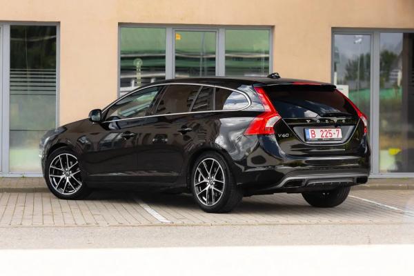 Black Volvo V60 2016 in Jelgava, with an engine capacity of 2.00 L and mileage of 205 thousand km for 9790 €, photo 6 on AUTOMOTO.COM.LV