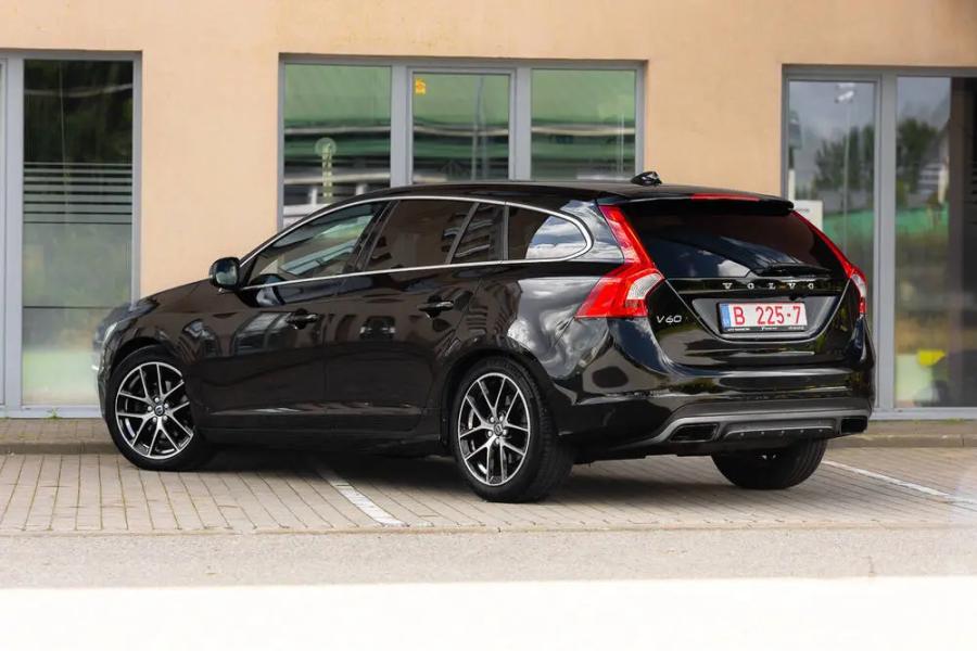Melns Volvo V60 2016 Jelgava, ar dzinēja tilpumu 2.00 L un nobraukumu 205 tūkst. km par 9790 €, foto 7 vietnē AUTOMOTO.COM.LV
