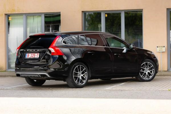 Black Volvo V60 2016 in Jelgava, with an engine capacity of 2.00 L and mileage of 205 thousand km for 9790 €, photo 7 on AUTOMOTO.COM.LV
