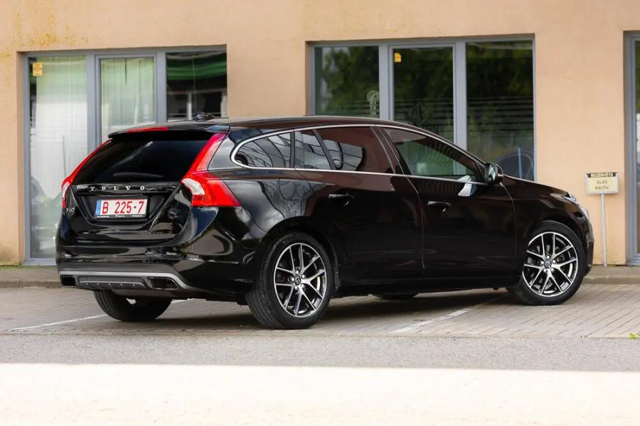 Melns Volvo V60 2016 Jelgava, ar dzinēja tilpumu 2.00 L un nobraukumu 205 tūkst. km par 9790 €, foto 8 vietnē AUTOMOTO.COM.LV