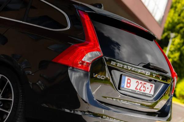Black Volvo V60 2016 in Jelgava, with an engine capacity of 2.00 L and mileage of 205 thousand km for 9790 €, photo 8 on AUTOMOTO.COM.LV