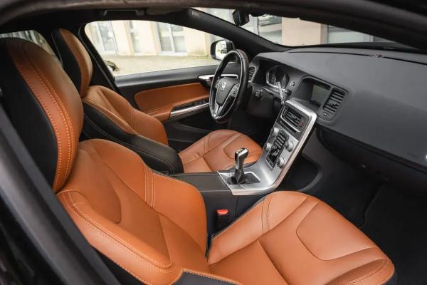 Black Volvo V60 2016 in Jelgava, with an engine capacity of 2.00 L and mileage of 205 thousand km for 9790 €, photo 10 on AUTOMOTO.COM.LV