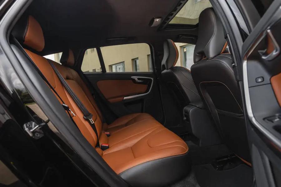 Melns Volvo V60 2016 Jelgava, ar dzinēja tilpumu 2.00 L un nobraukumu 205 tūkst. km par 9790 €, foto 13 vietnē AUTOMOTO.COM.LV
