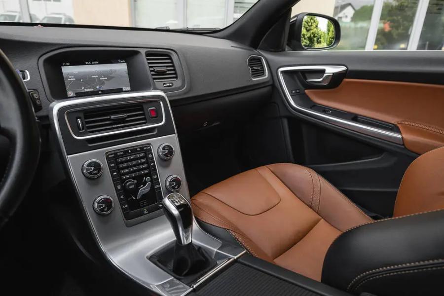 Melns Volvo V60 2016 Jelgava, ar dzinēja tilpumu 2.00 L un nobraukumu 205 tūkst. km par 9790 €, foto 16 vietnē AUTOMOTO.COM.LV
