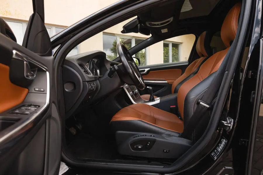 Melns Volvo V60 2016 Jelgava, ar dzinēja tilpumu 2.00 L un nobraukumu 205 tūkst. km par 9790 €, foto 17 vietnē AUTOMOTO.COM.LV