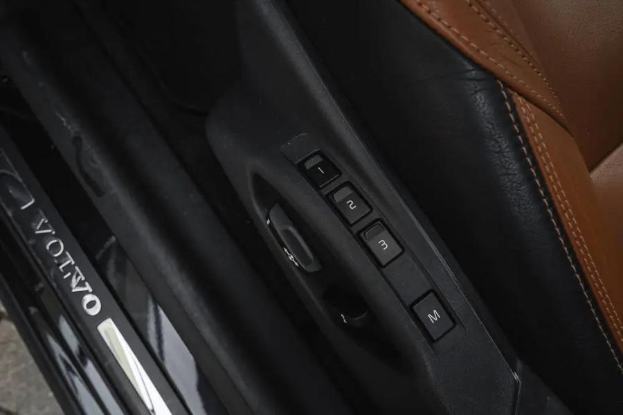 Melns Volvo V60 2016 Jelgava, ar dzinēja tilpumu 2.00 L un nobraukumu 205 tūkst. km par 9790 €, foto 19 vietnē AUTOMOTO.COM.LV