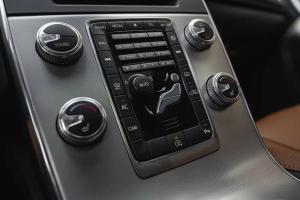 Melns Volvo V60 2016 Jelgava, ar dzinēja tilpumu 2.00 L un nobraukumu 205 tūkst. km par 9790 €, foto 22 vietnē AUTOMOTO.COM.LV