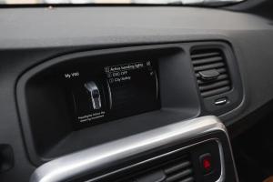 Melns Volvo V60 2016 Jelgava, ar dzinēja tilpumu 2.00 L un nobraukumu 205 tūkst. km par 9790 €, foto 24 vietnē AUTOMOTO.COM.LV