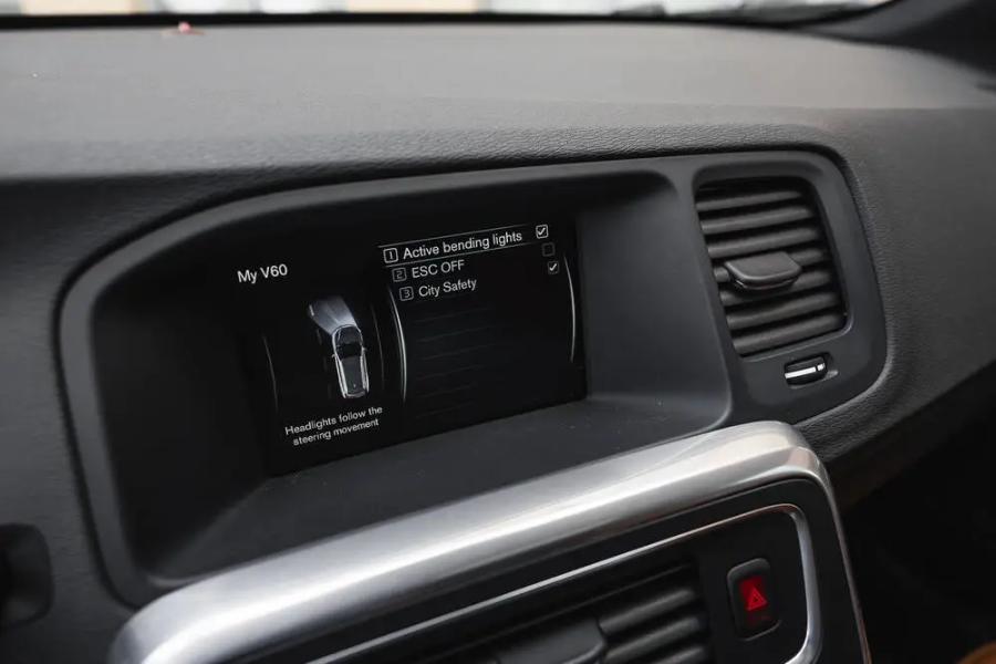 Melns Volvo V60 2016 Jelgava, ar dzinēja tilpumu 2.00 L un nobraukumu 205 tūkst. km par 9790 €, foto 24 vietnē AUTOMOTO.COM.LV