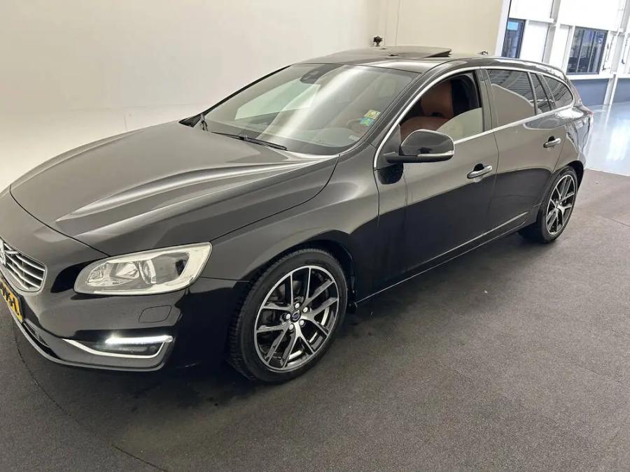 Melns Volvo V60 2016 Jelgava, ar dzinēja tilpumu 2.00 L un nobraukumu 205 tūkst. km par 9790 €, foto 41 vietnē AUTOMOTO.COM.LV