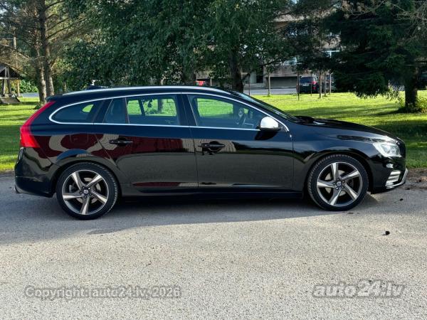 Melns Volvo V60 2016 Tallina, ar dzinēja tilpumu 2.00 L un nobraukumu 251 tūkst. km par 9490 €, foto 4 vietnē AUTOMOTO.COM.LV