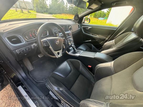 Melns Volvo V60 2016 Tallina, ar dzinēja tilpumu 2.00 L un nobraukumu 251 tūkst. km par 9490 €, foto 10 vietnē AUTOMOTO.COM.LV