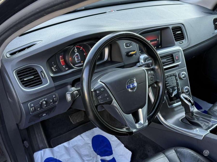 Melns Volvo V60 2016 Tauragė, ar dzinēja tilpumu 1.97 L un nobraukumu 291 tūkst. km par 6900 €, foto 9 vietnē AUTOMOTO.COM.LV