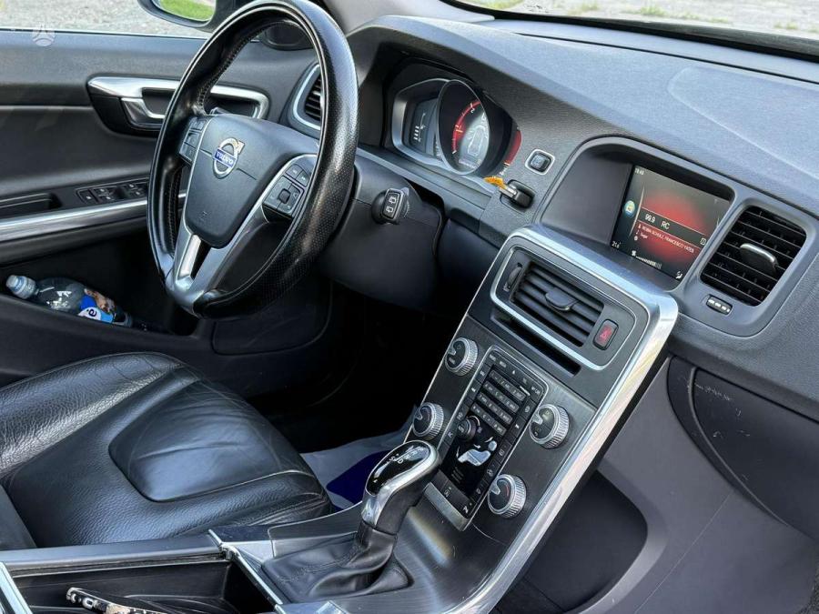 Melns Volvo V60 2016 Tauragė, ar dzinēja tilpumu 1.97 L un nobraukumu 291 tūkst. km par 6900 €, foto 13 vietnē AUTOMOTO.COM.LV