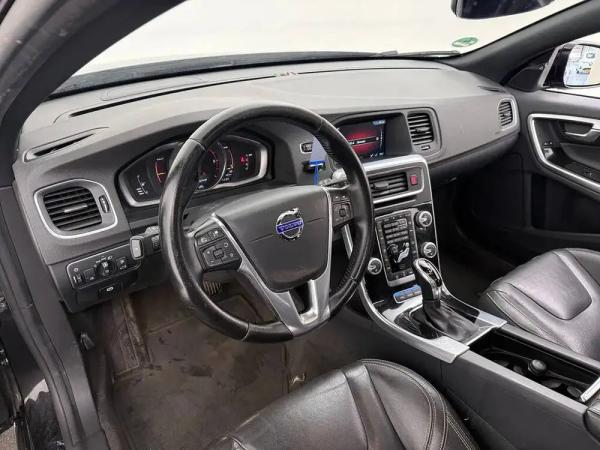 Black Volvo V60 2016 in Riga, with an engine capacity of 2.40 L and mileage of 248 thousand km for 9500 €, photo 5 on AUTOMOTO.COM.LV