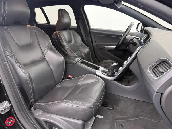 Black Volvo V60 2016 in Riga, with an engine capacity of 2.40 L and mileage of 248 thousand km for 9500 €, photo 6 on AUTOMOTO.COM.LV