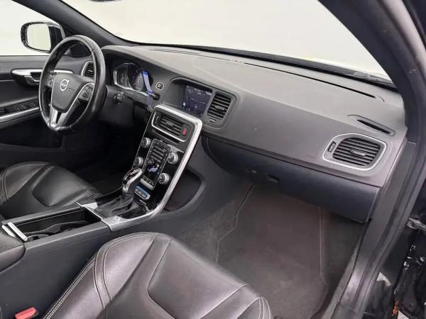 Black Volvo V60 2016 in Riga, with an engine capacity of 2.40 L and mileage of 248 thousand km for 9500 €, photo 8 on AUTOMOTO.COM.LV