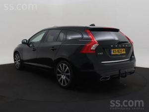 Black Volvo V60 2016 in Riga, with an engine capacity of 2.40 L and mileage of 248 thousand km for 9500 €, photo 4 on AUTOMOTO.COM.LV