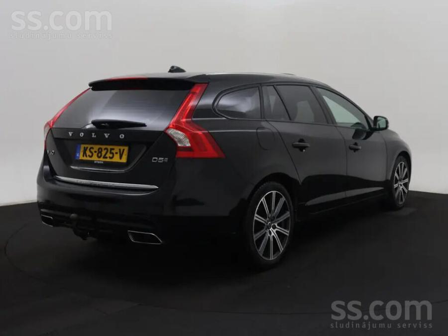Black Volvo V60 2016 in Riga, with an engine capacity of 2.40 L and mileage of 248 thousand km for 9500 €, photo 5 on AUTOMOTO.COM.LV