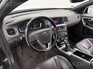 Black Volvo V60 2016 in Riga, with an engine capacity of 2.40 L and mileage of 248 thousand km for 9500 €, photo 6 on AUTOMOTO.COM.LV